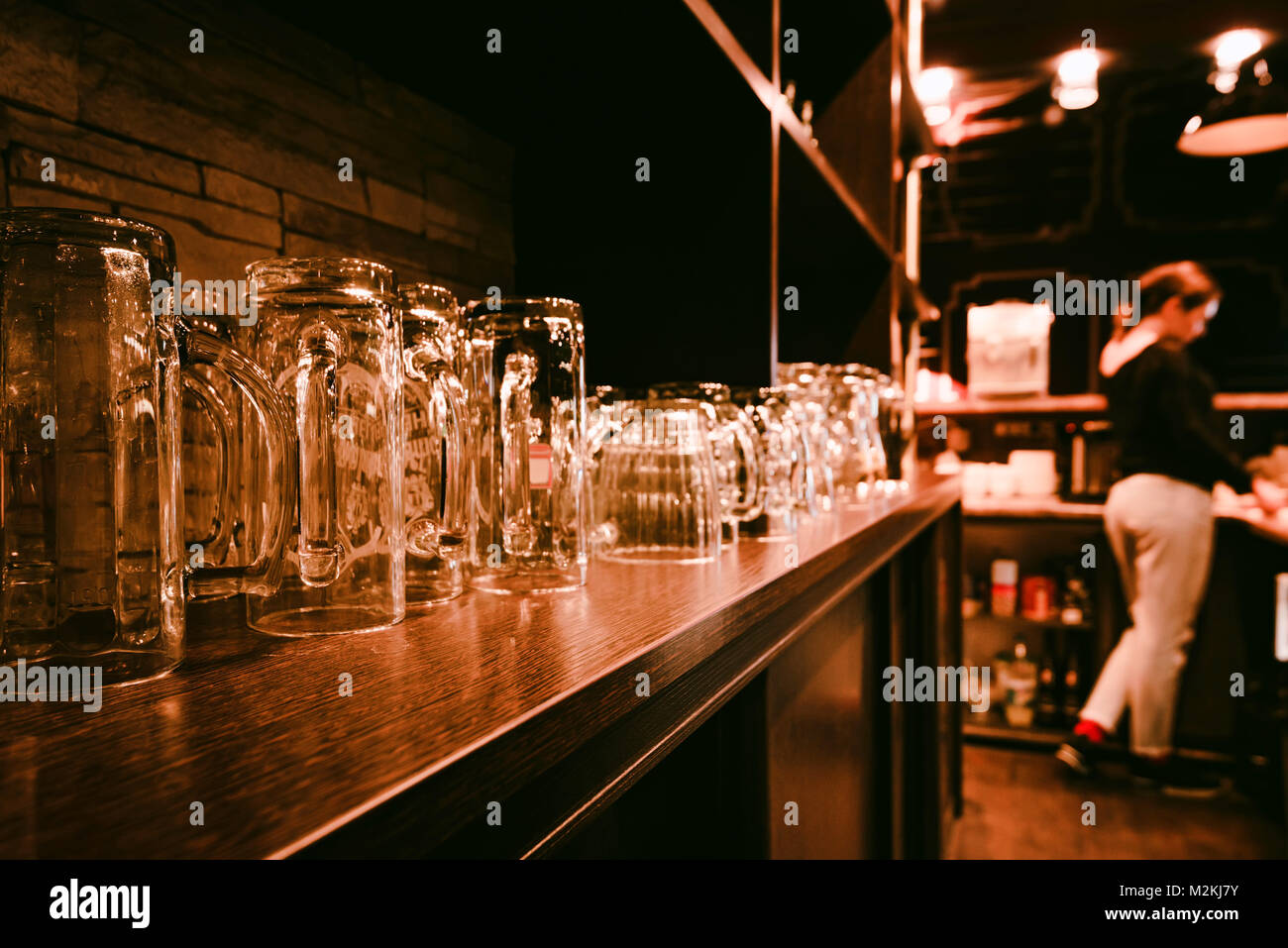 La tablette avec bar à bière vide Photo Stock - Alamy