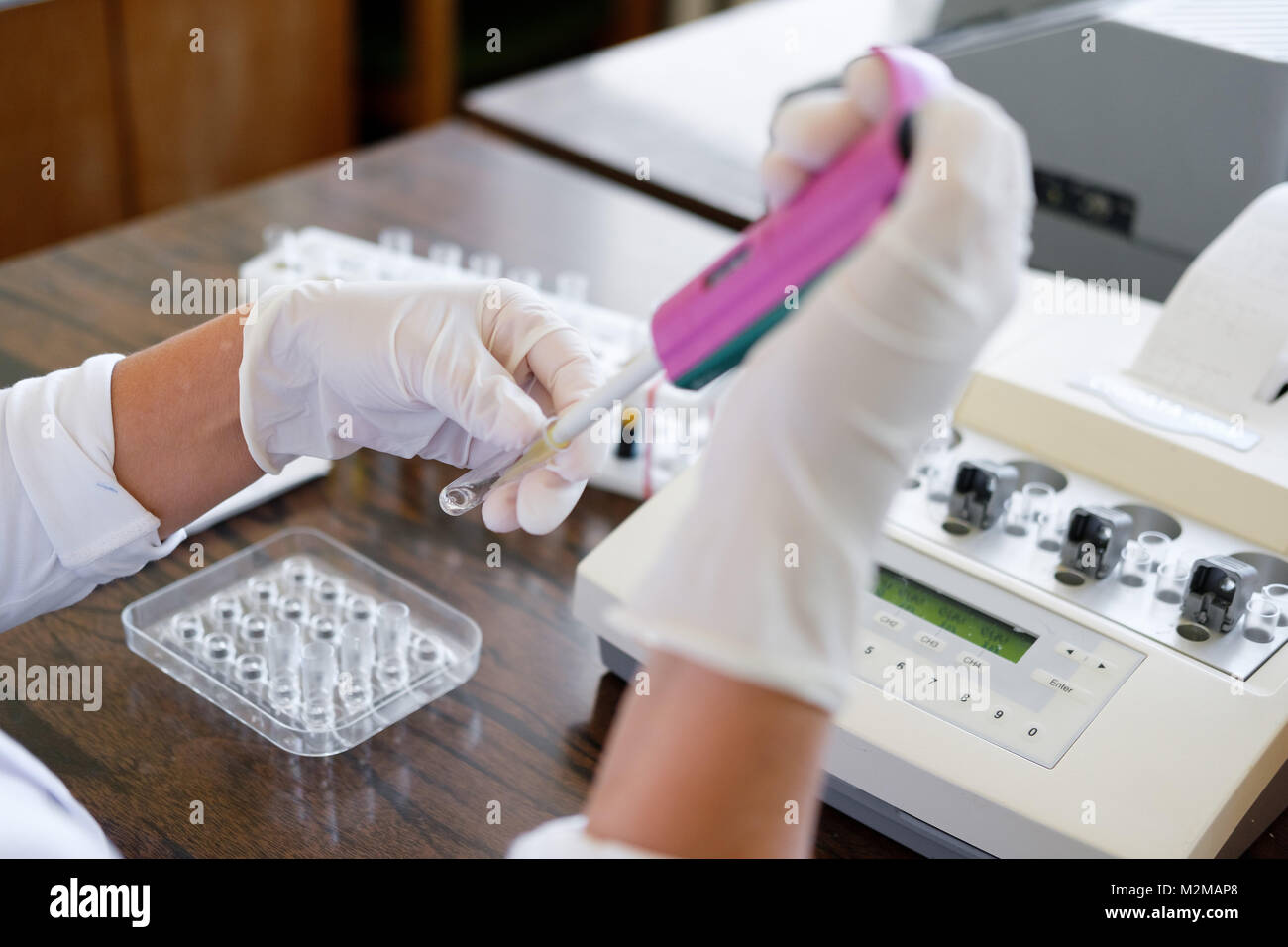 Ce chercheur dans un laboratoire de recherche. Scientist doing test ...
