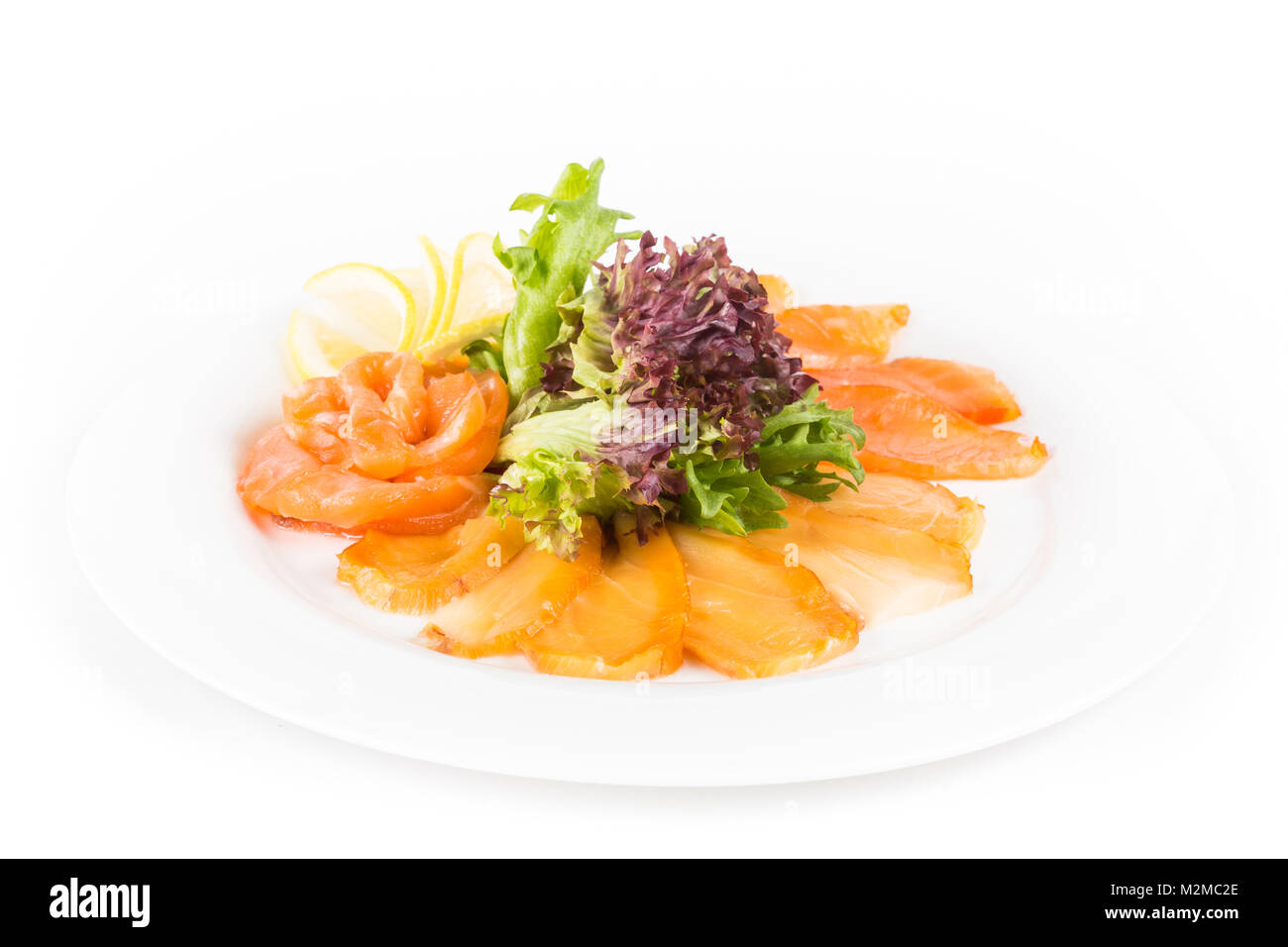 Assortiment de poisson sur une plaque avec de la laitue et de citron ...