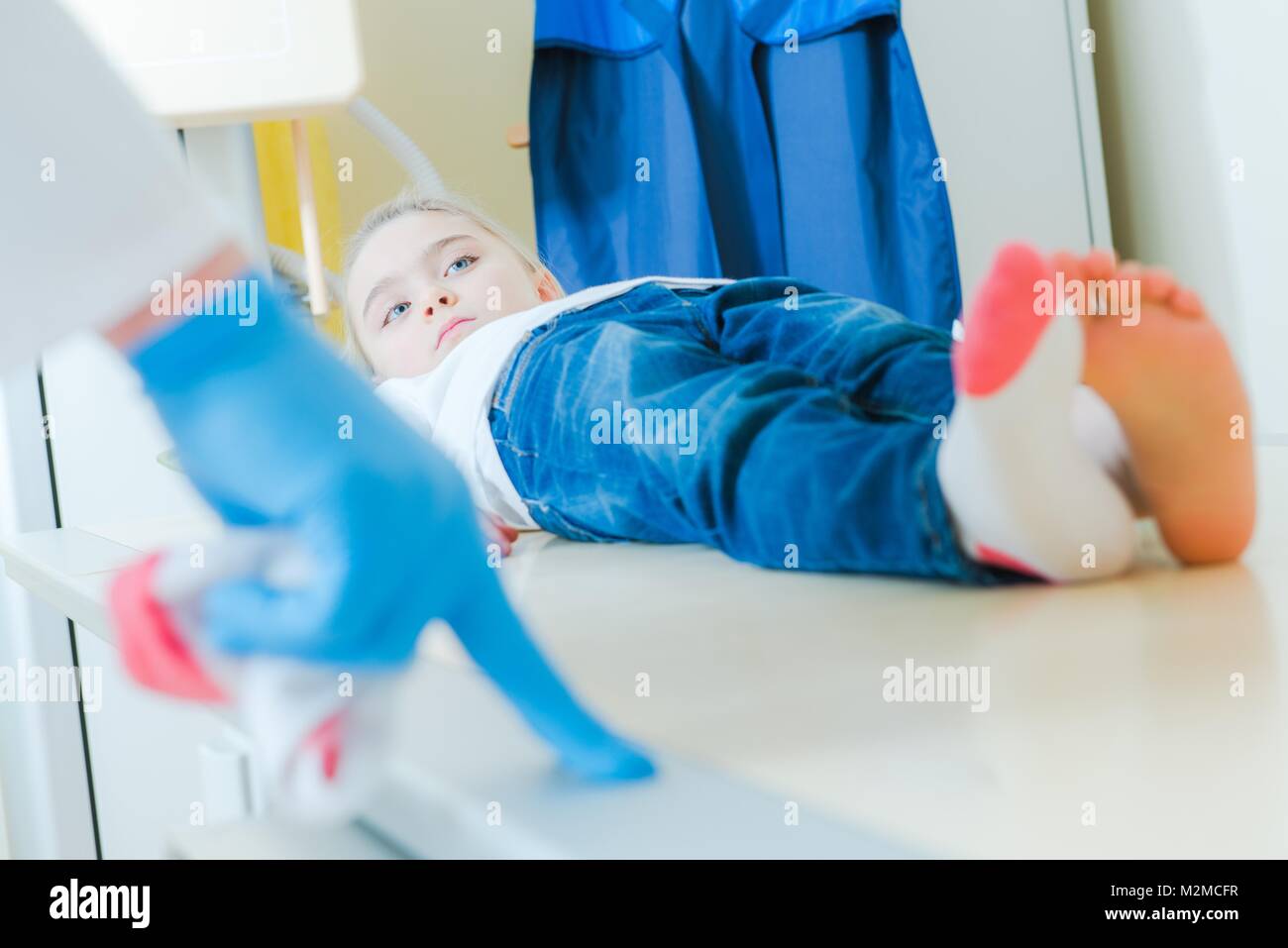 Peu Caucasian Girl X Ray IRM à l'Hôpital Salle d'essai. Médecin parlant ...