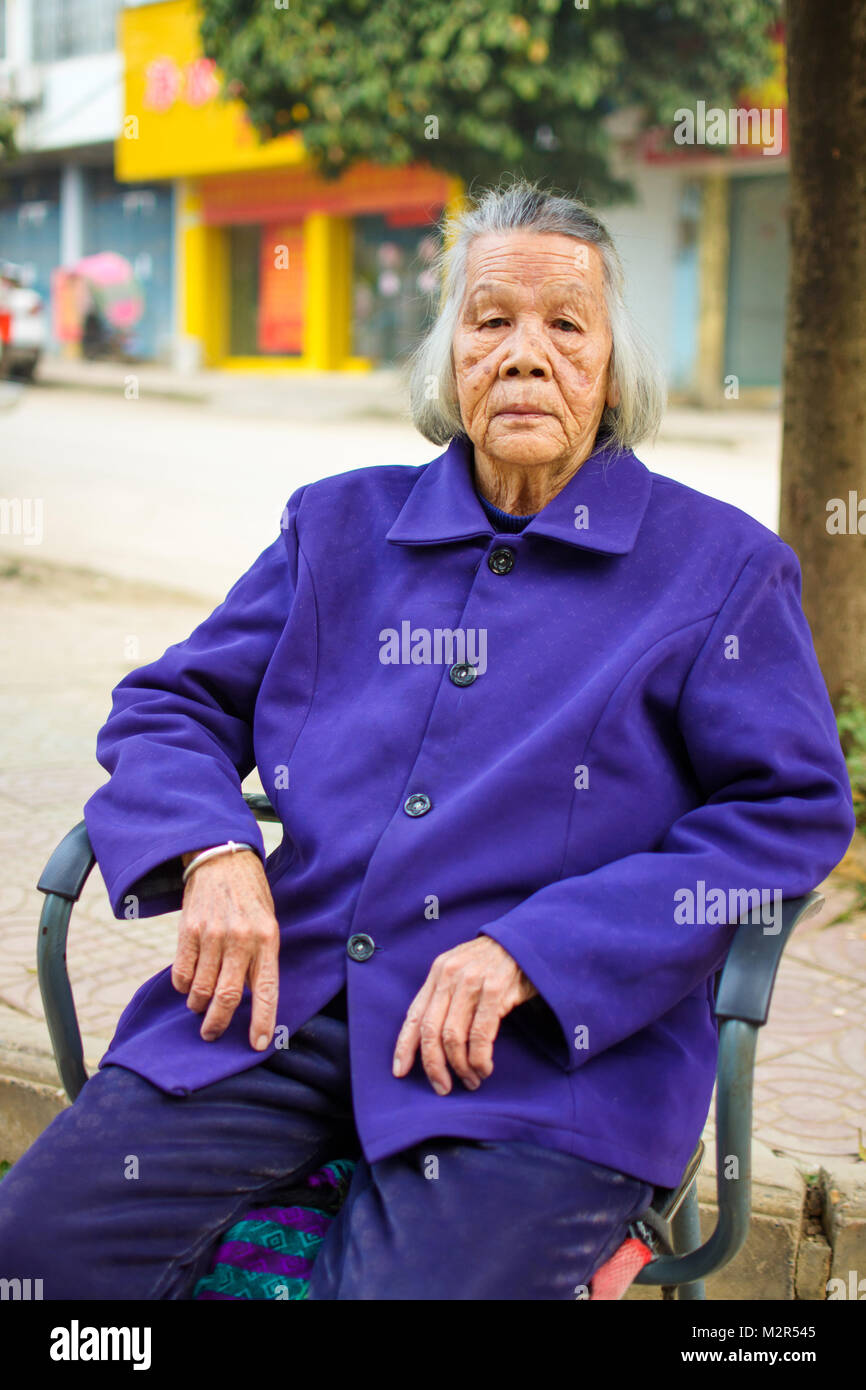 Vieille dame assise sur une chaise Banque de photographies et d’images à haute résolution - Alamy