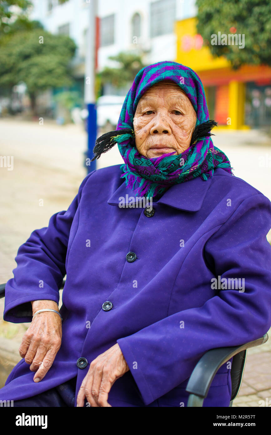 Femme assise sur une chaise Banque de photographies et d’images à haute résolution - Alamy
