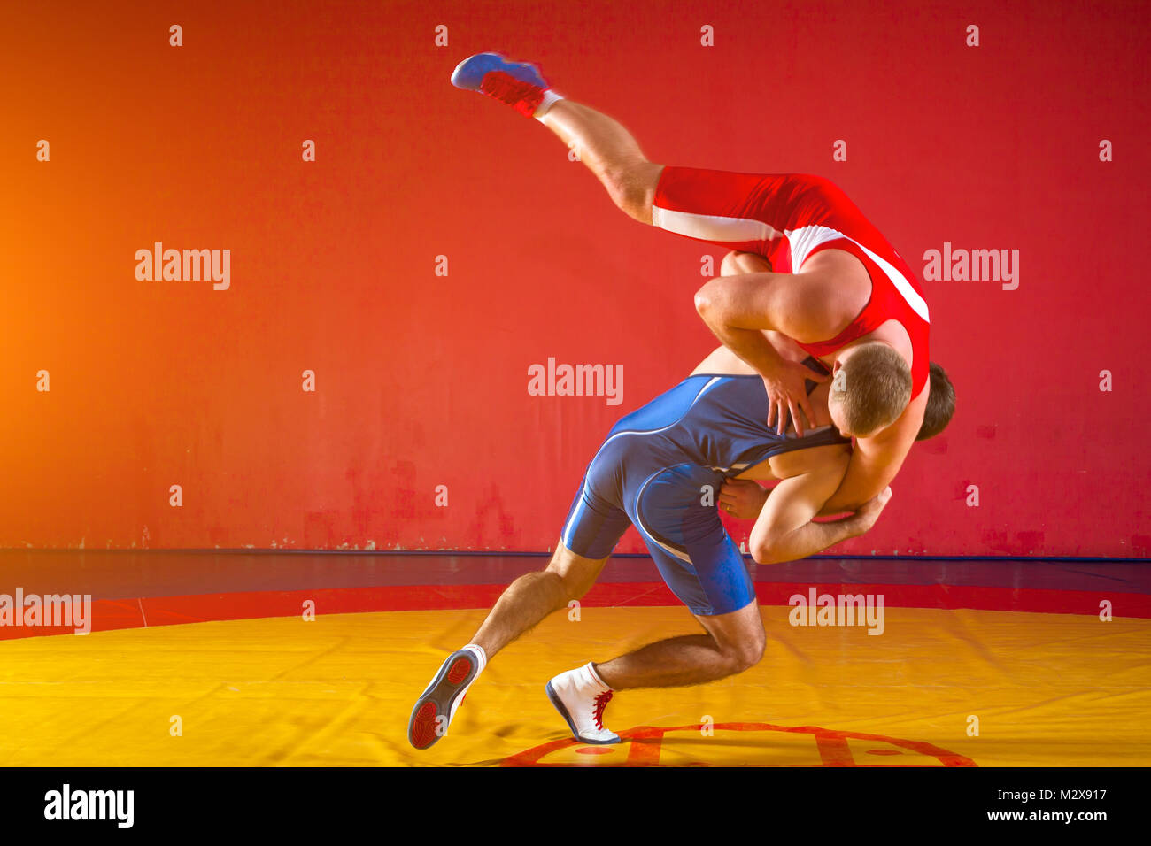 Deux jeunes hommes lutteurs dans le bleu et le rouge wrestling collants ...