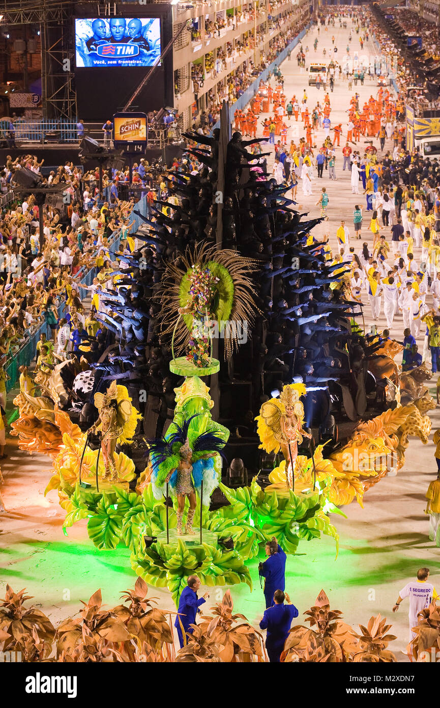 L'école de samba faire sa présentation au Sambodrome, Carnaval de Rio ...