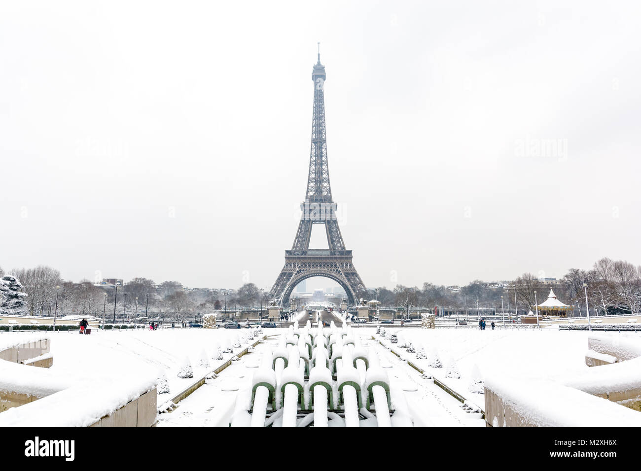 L'hiver à Paris dans la neige. La Tour Eiffel avec les canons à eau de ...