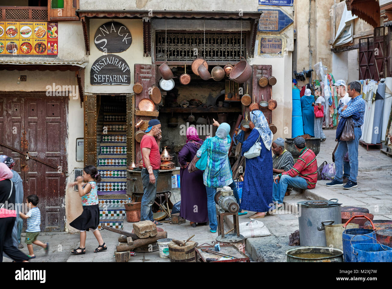 Metal artisans au Place Seffarine, Fès, Maroc, Afrique Photo Stock - Alamy