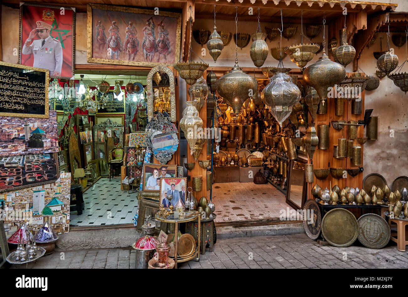 Metal artisans au Place Seffarine, Fès, Maroc, Afrique Photo Stock - Alamy