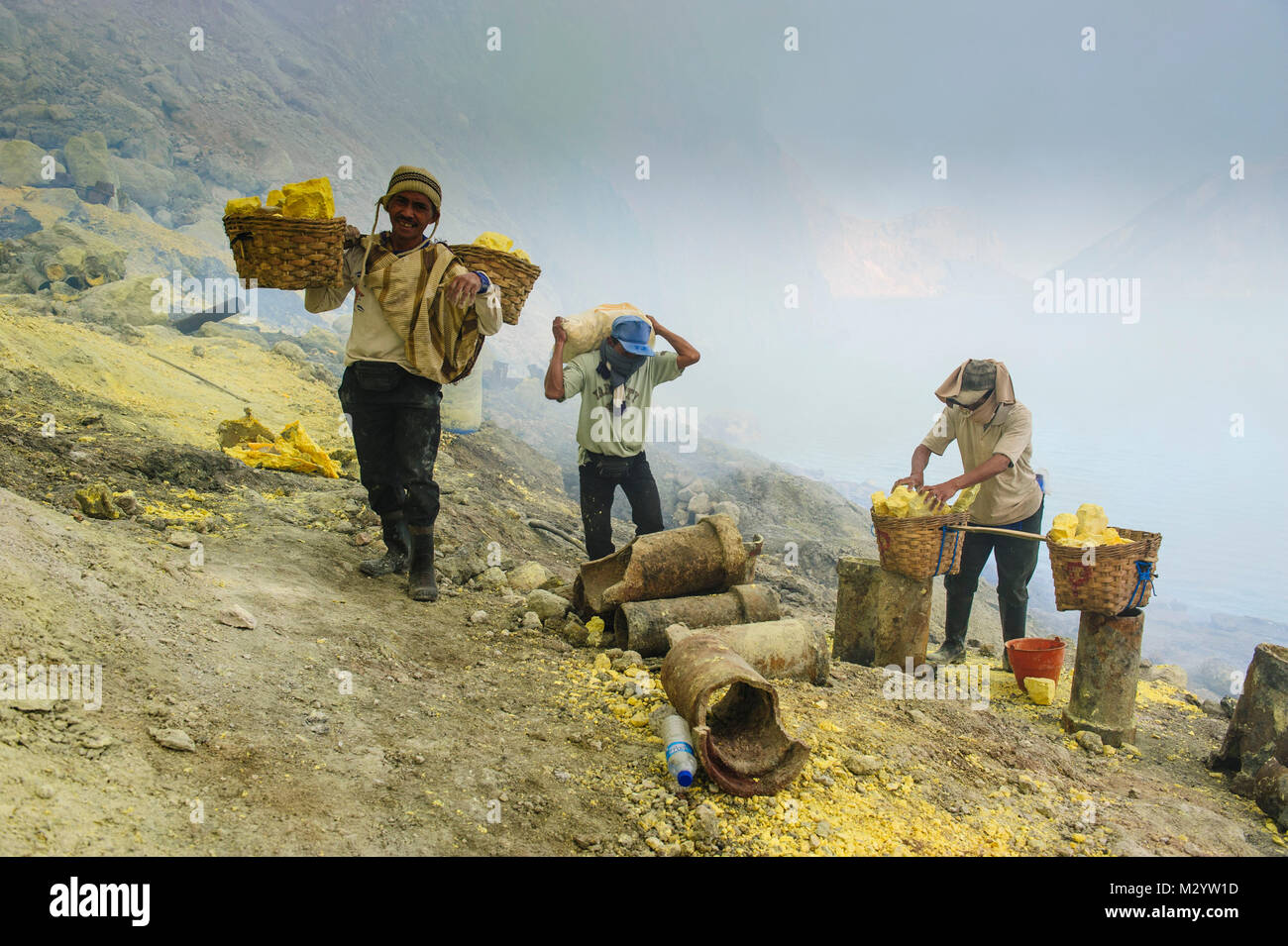 Les travailleurs de la mine de soufre du volcan Ijen, Java, Indonésie ...