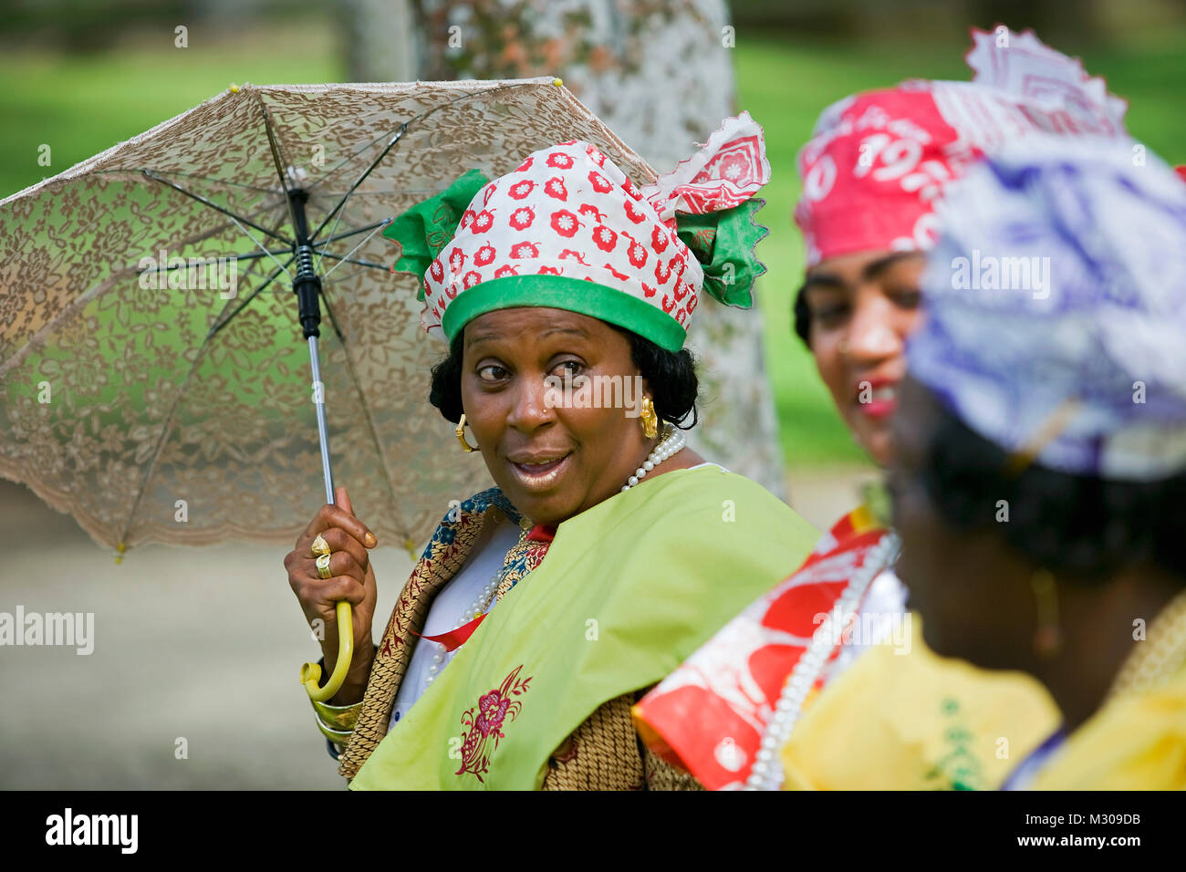 Le Suriname, Paramaribo. Femmes créoles dans Kotomisi robe, le costume ...