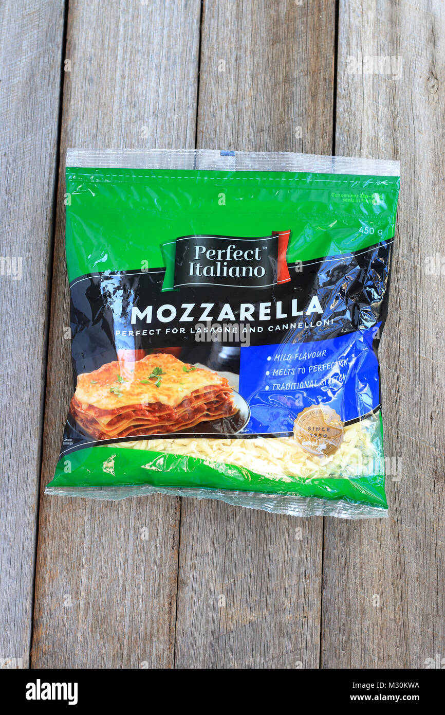 Packaging mozzarella cheese in dairy Banque de photographies et d ...