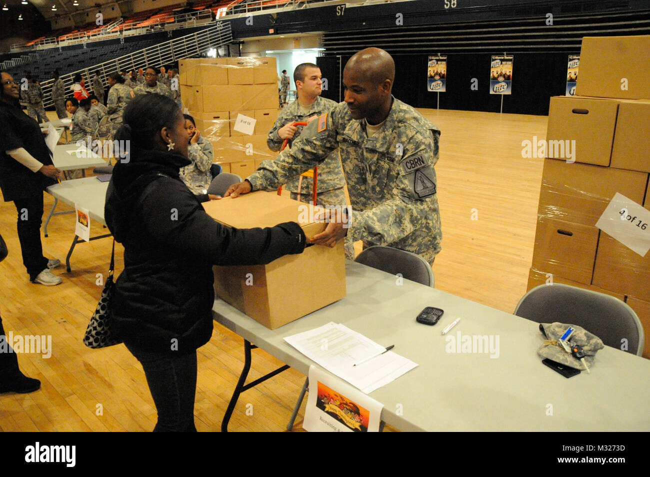 DeRicko SFC mains Gaither boîtes à dîner de Thanksgiving au DC ...