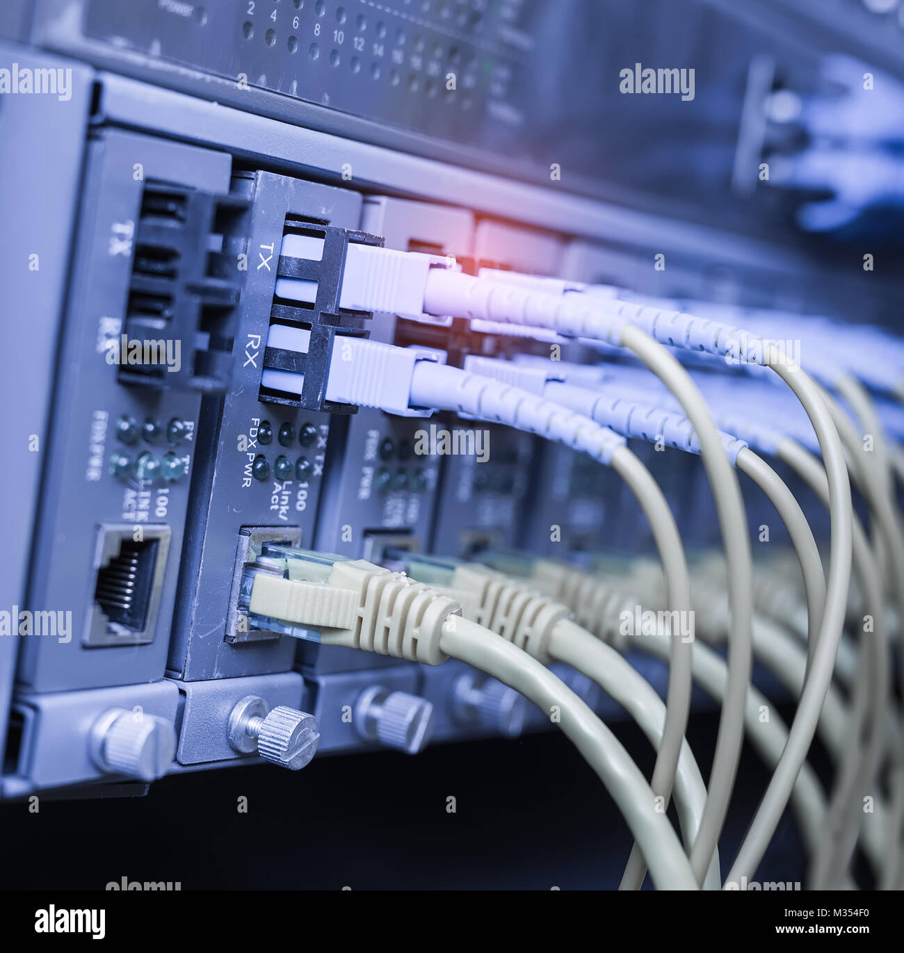 Fibres optiques et câbles connectés à des ports optiques et de l'UTP ...