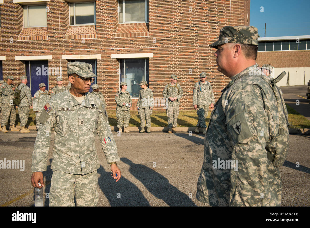 Le s.. Dannie Archer, instructeur avec le 2e Bataillon, 2e Régiment, la ...