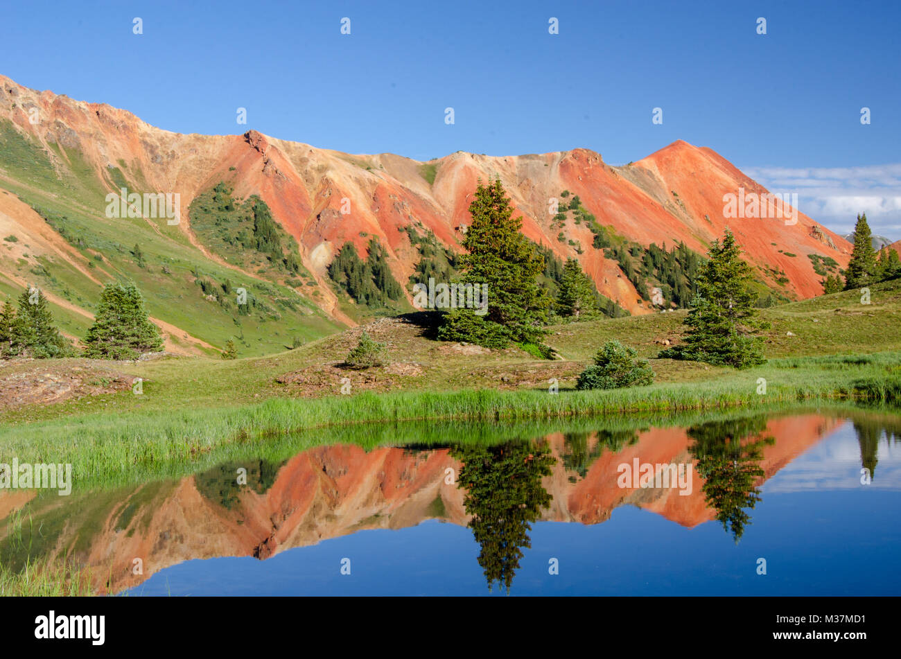 Col de montagne rouge Banque de photographies et d’images à haute ...