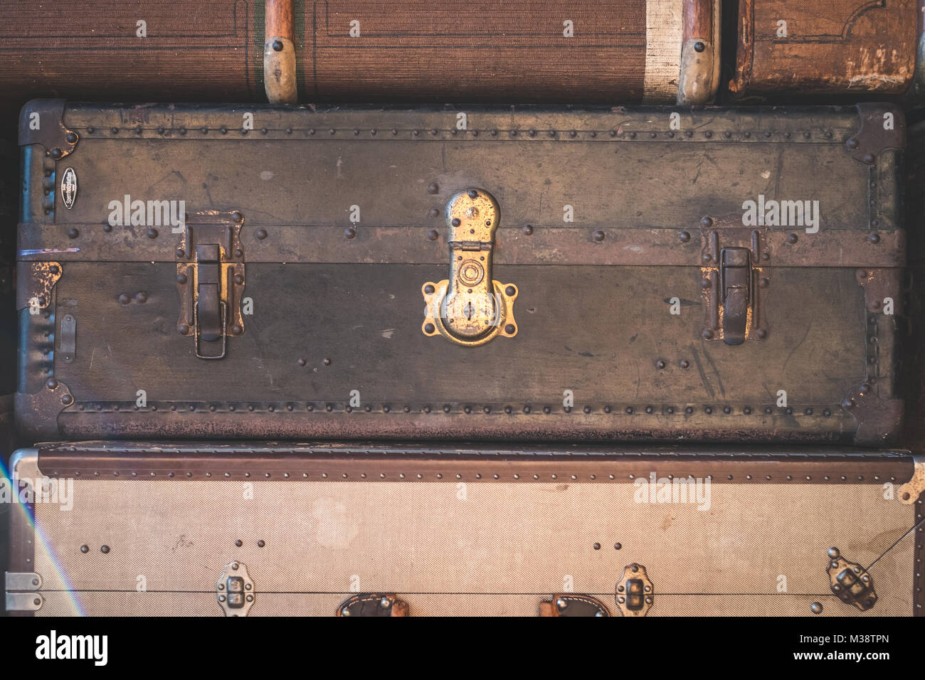 Stack of vintage suitcases Banque de photographies et d’images à haute ...