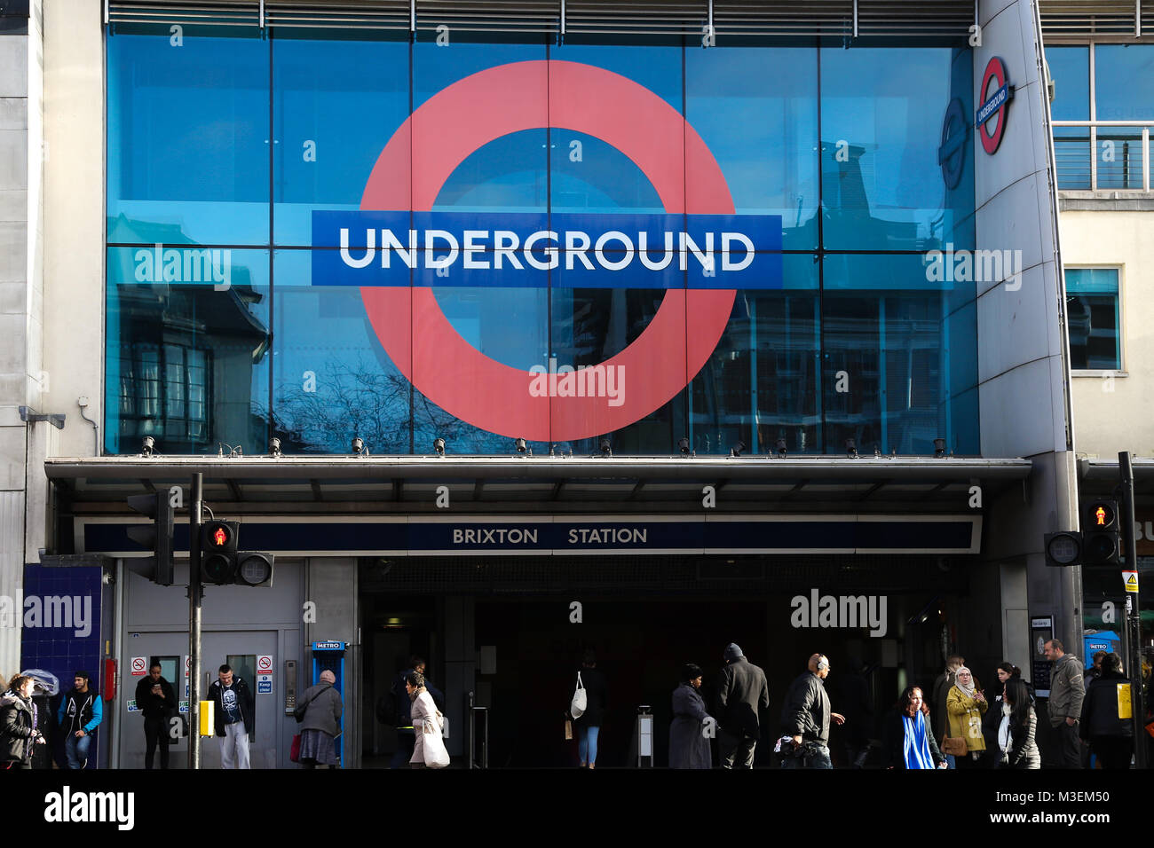 Brixton underground station entrance Banque de photographies et d ...