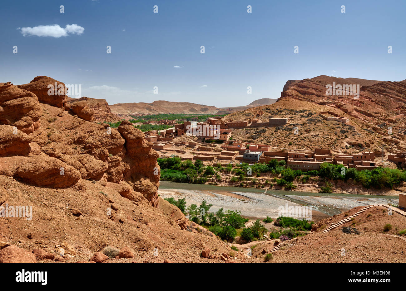 Paysage de montagne dans la vallée des roses ou rose valley, El-Kelâa M ...