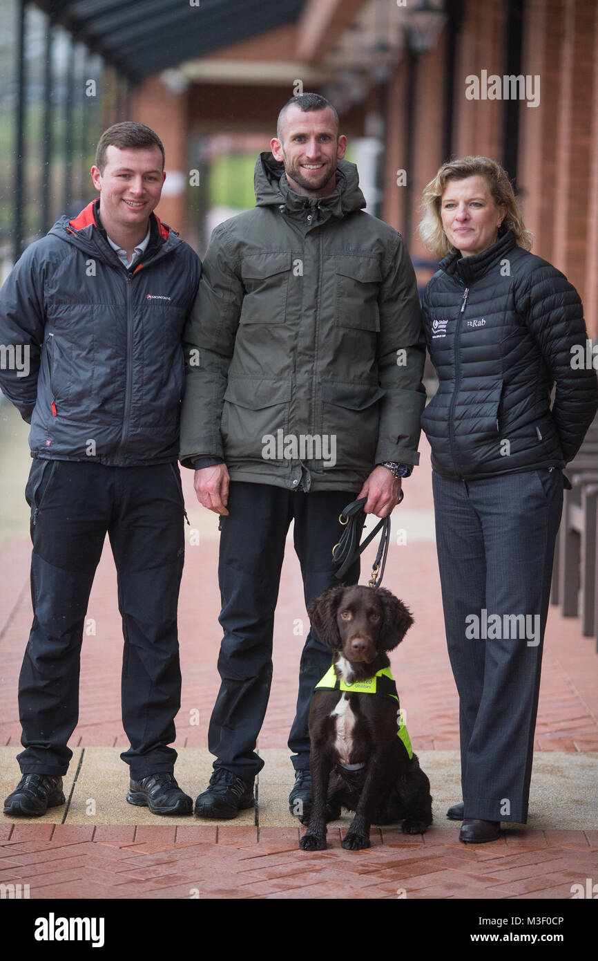 Snipe le chien, avec (de gauche à droite) Luke Jones, Ross Stephenson ...