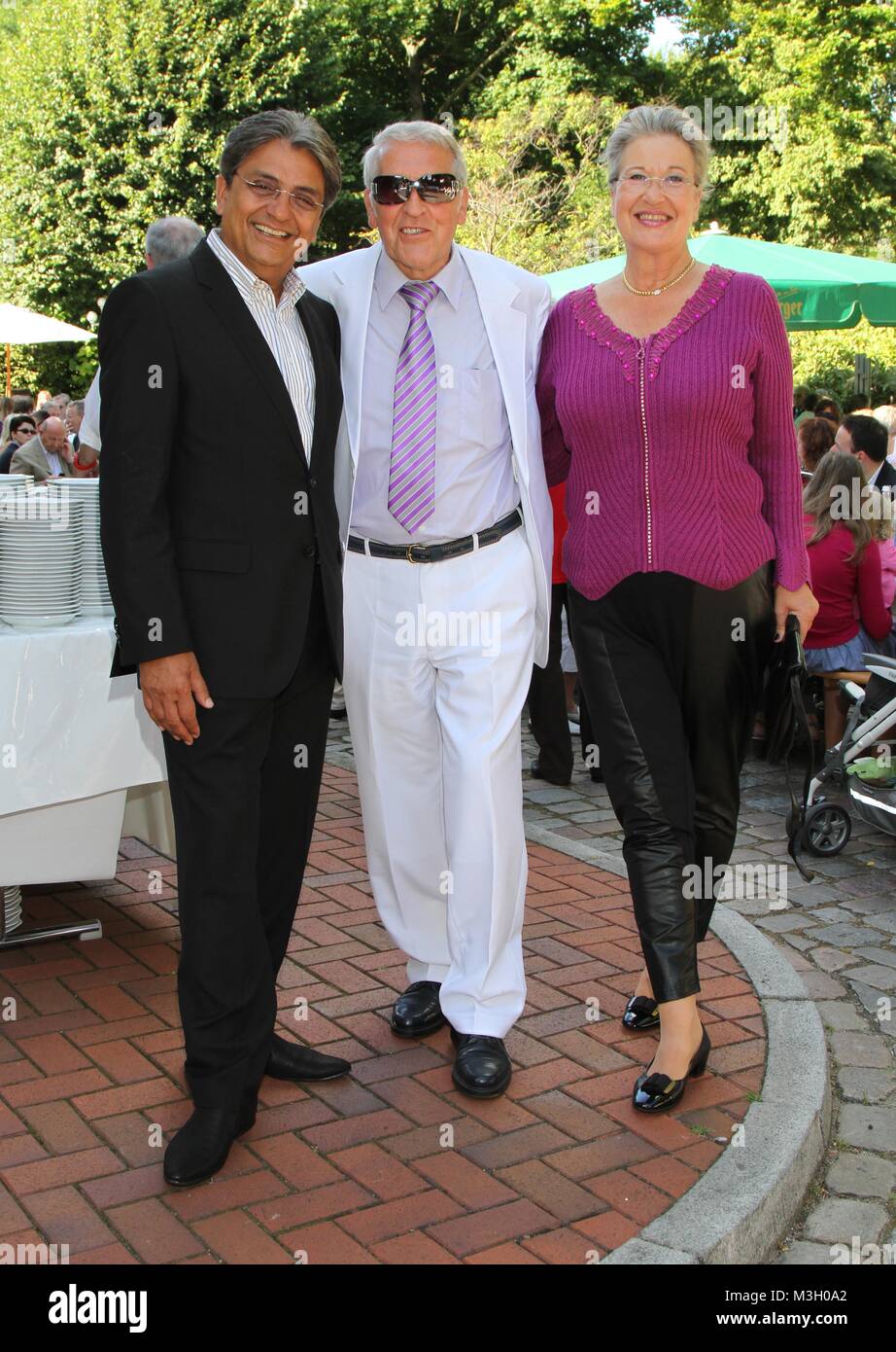 Hoteldirektor Ravindra K. Ahuja mit Hans-Hein Becker (EPA) und Gaby ...