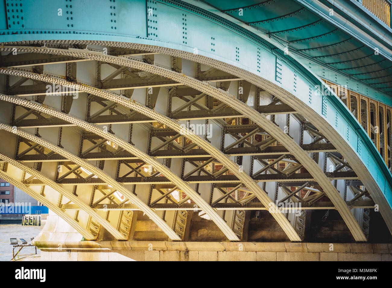 Poutres en acier sur un pont de chemin de fer de plaques d'acier et ...