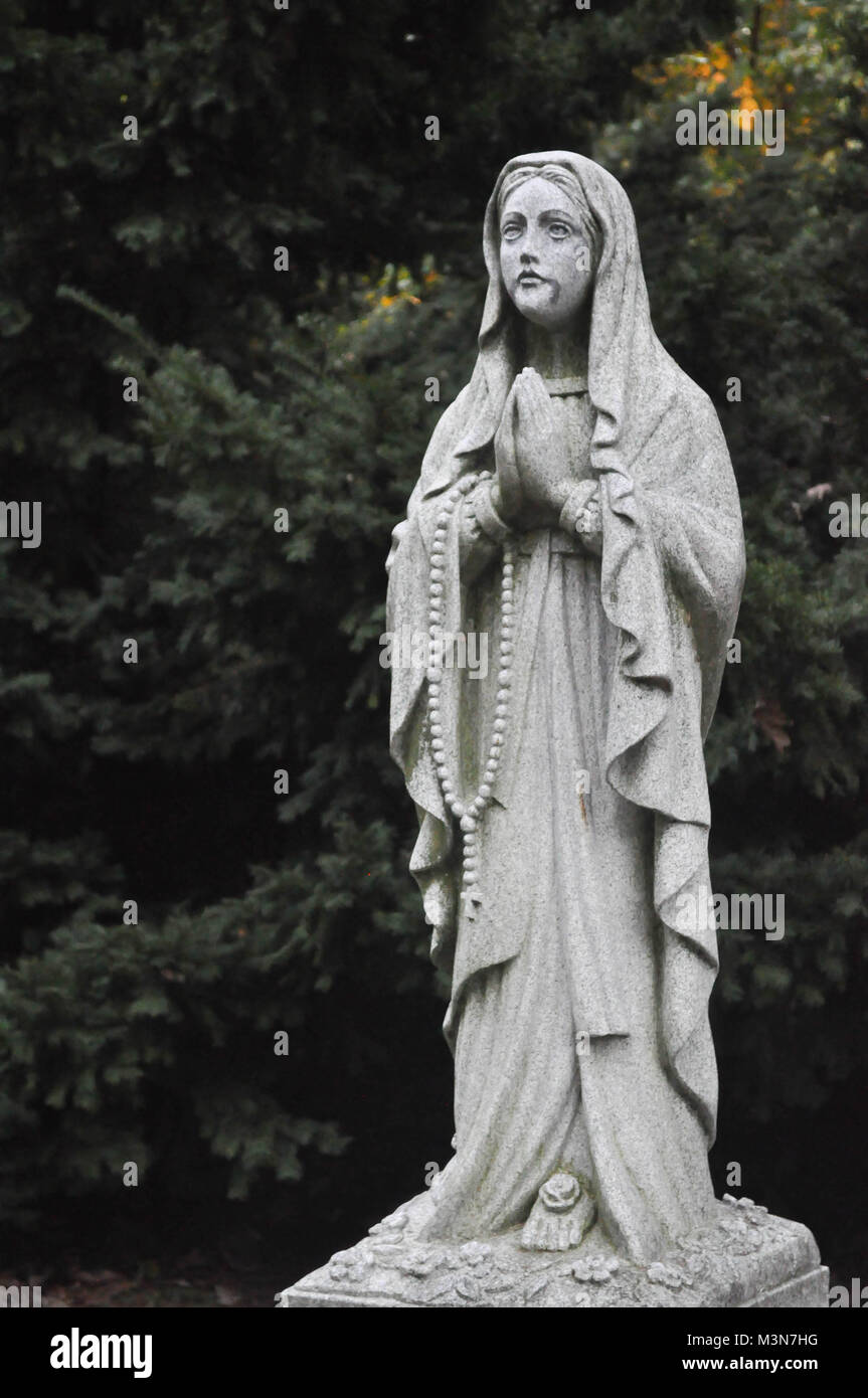 Statue de la Vierge Marie dans un cimetière Photo Stock - Alamy