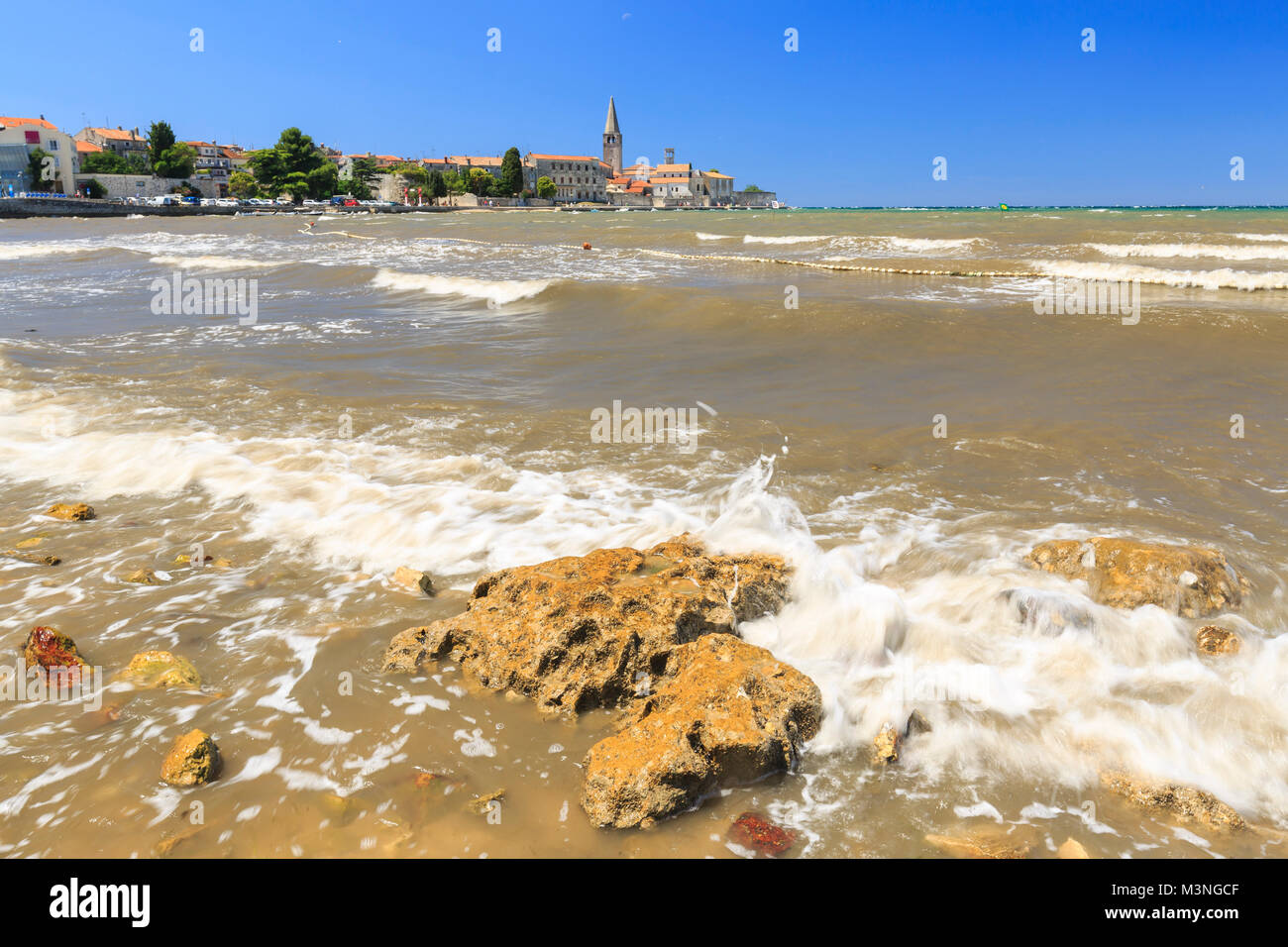Horizon de la village d'Istrie Porec, Croatie sur l'adriatique. Porec ...