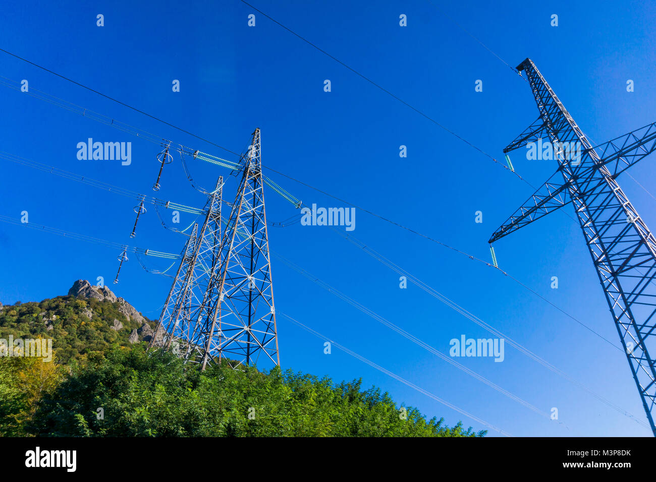 Poste haute tension. Poteaux électriques haute puissance Photo Stock - Alamy