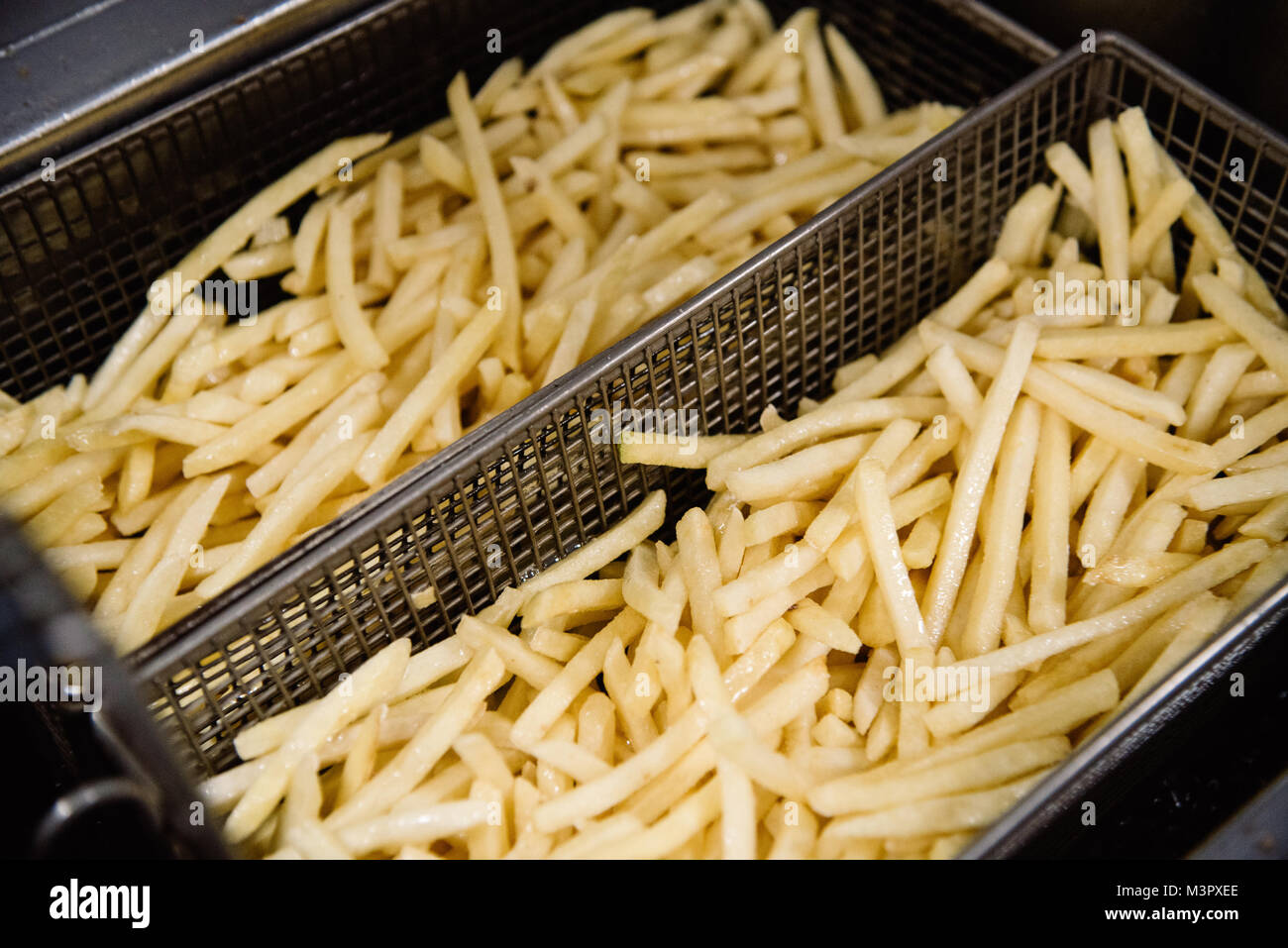Processus de fabrication de frites sur la cuisine. Cuisine de ...
