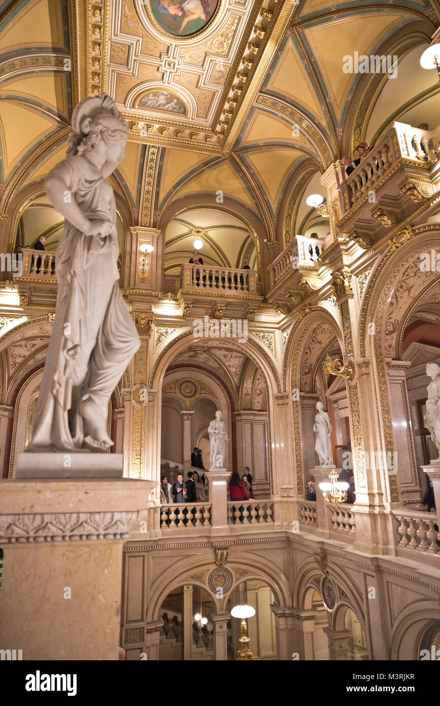 Statue opera house vienna Banque de photographies et d’images à haute ...