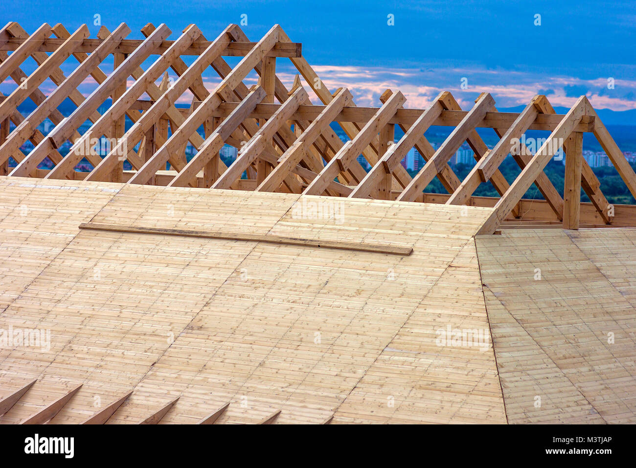 Toit en bois. Toit de maison en construction. Construction de toiture ...