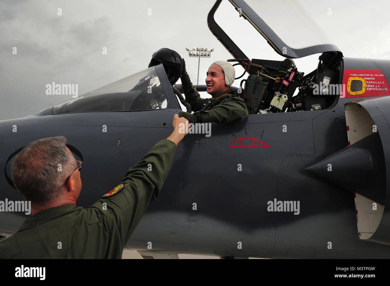 Le colonel Hans Palaoro secoue la main de l'armée de l'air colombienne ...