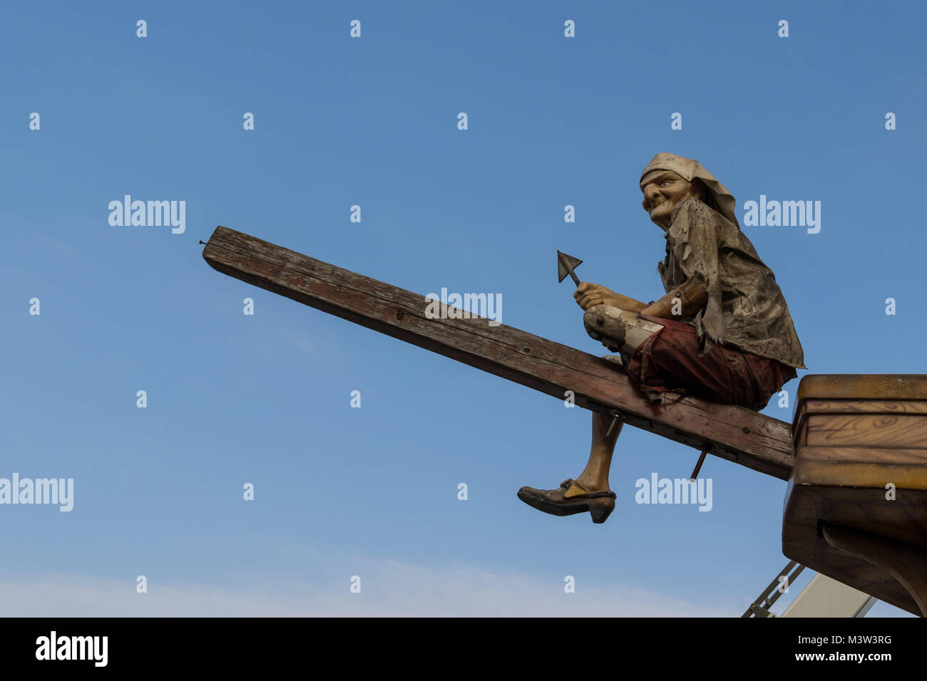Pirate unijambiste assis sur un bout dehors Photo Stock - Alamy