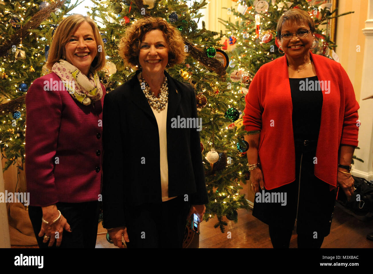 141203-D-FW736-009 -(de gauche à droite) Deanie Dempsey, épouse du ...