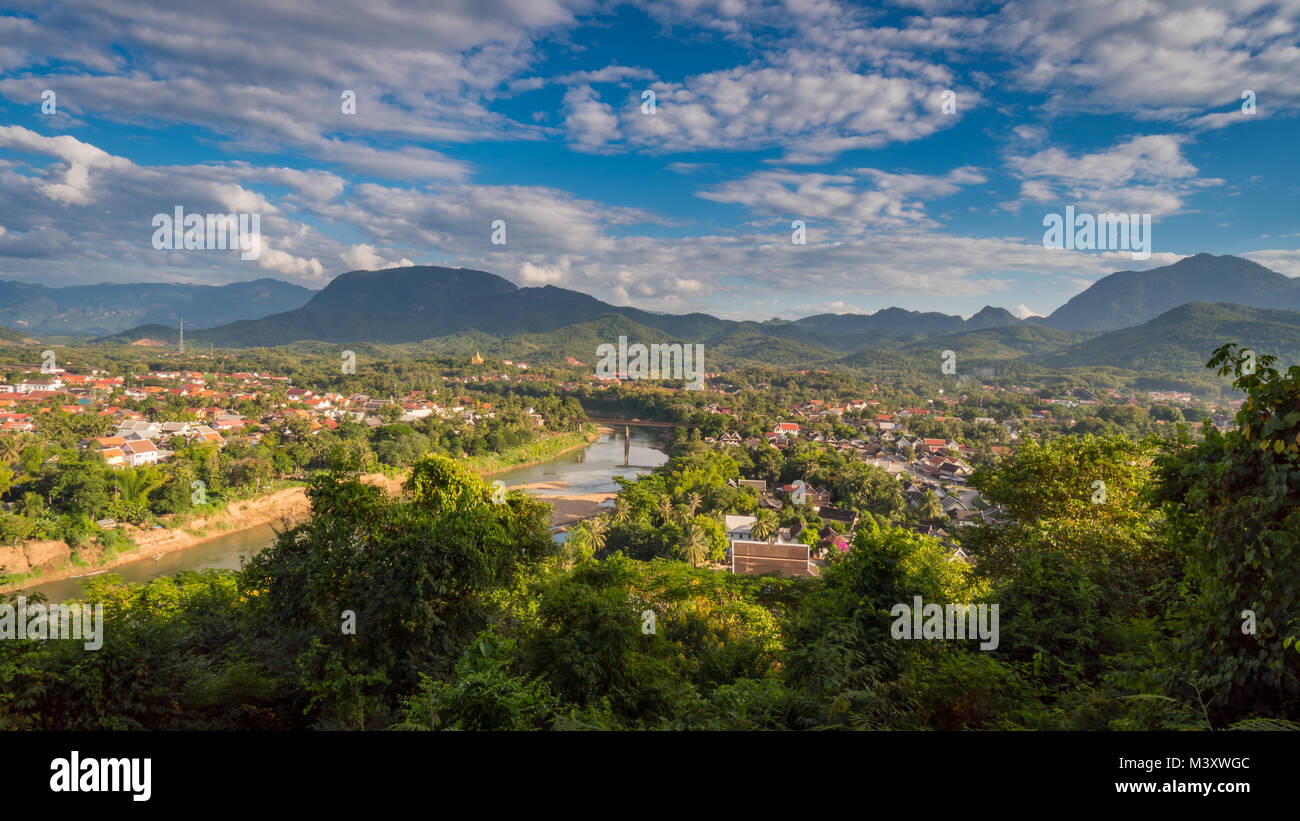 Belle phousi hill temple laos Banque de photographies et d’images à ...