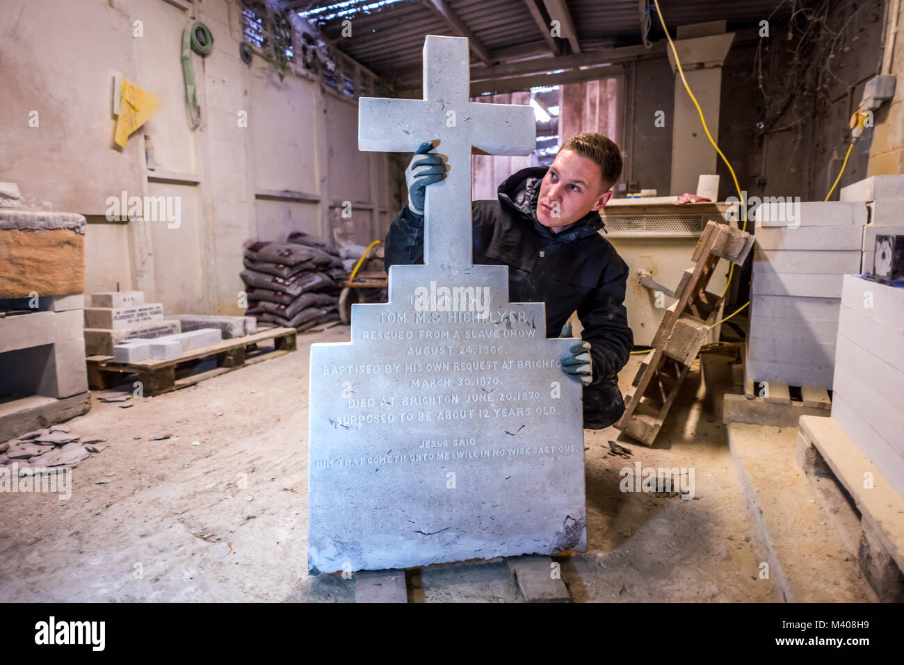 Lettre-carver Ollie Laughton, de tailleurs de Tilley de Brighton, East ...