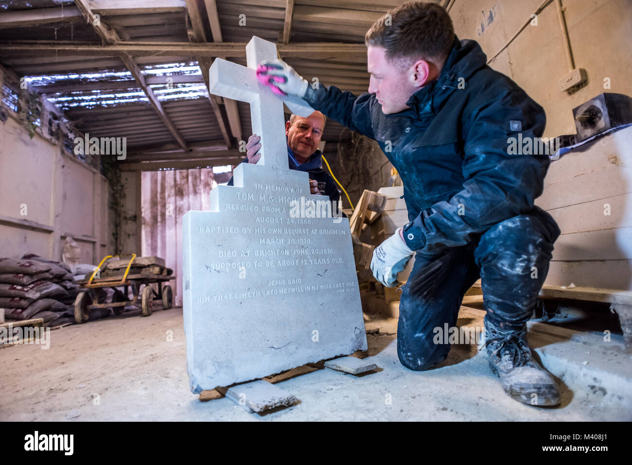 Lettre-carver Ollie Laughton, droite, et restaurateur Michael Cook, de ...