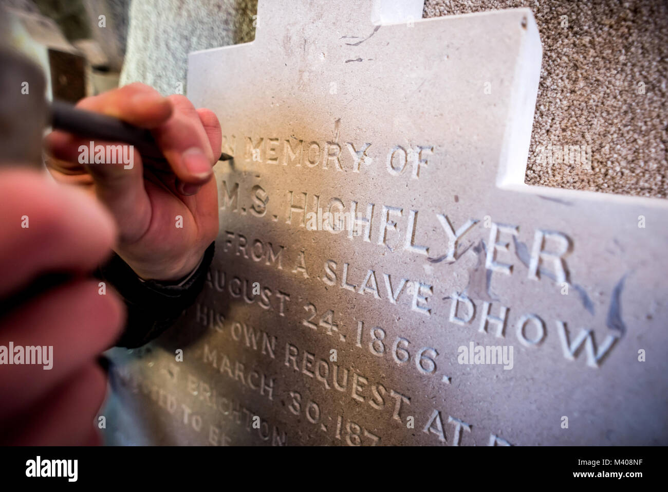Lettre-carver Ollie Laughton, de tailleurs de Tilley de Brighton, East ...