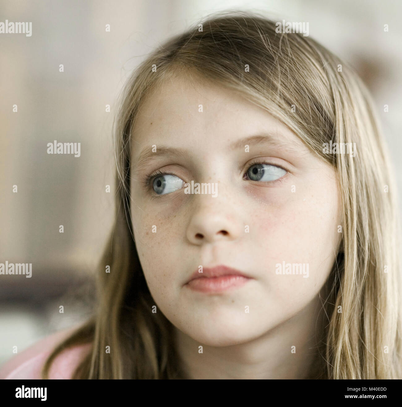 Portrait De Jeune Fille Aux Cheveux Blonds Et Aux Yeux Bleus Photo