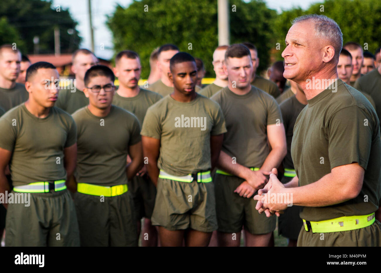 U.S. Marine Corps Lieutenant-colonel David Hudak, droite, commandant de ...