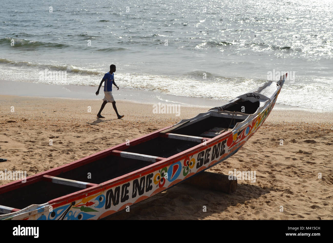 Pirogues fishing boats kayar senegal Banque de photographies et d ...