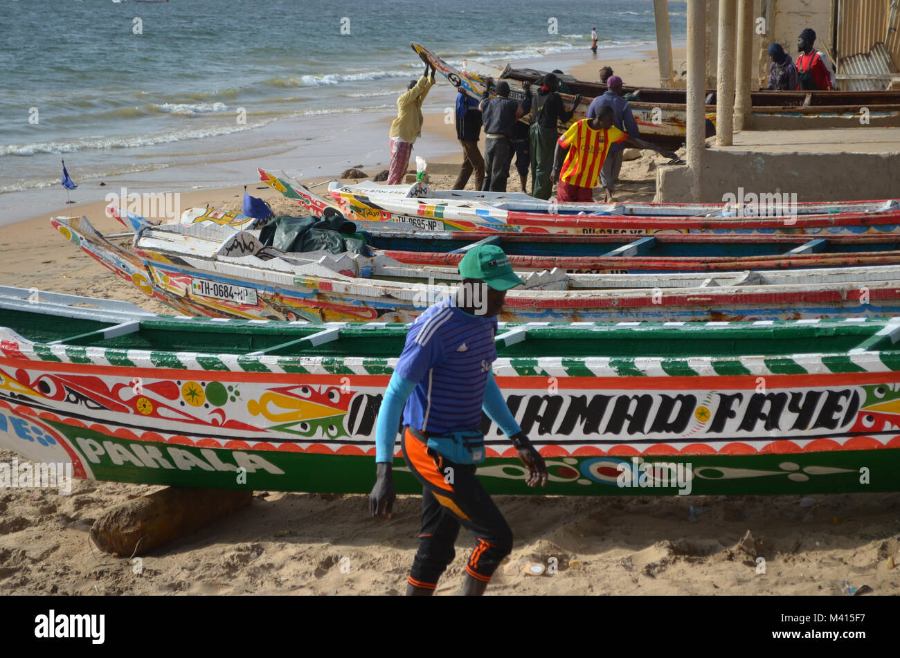 Pirogues fishing boats kayar senegal Banque de photographies et d ...