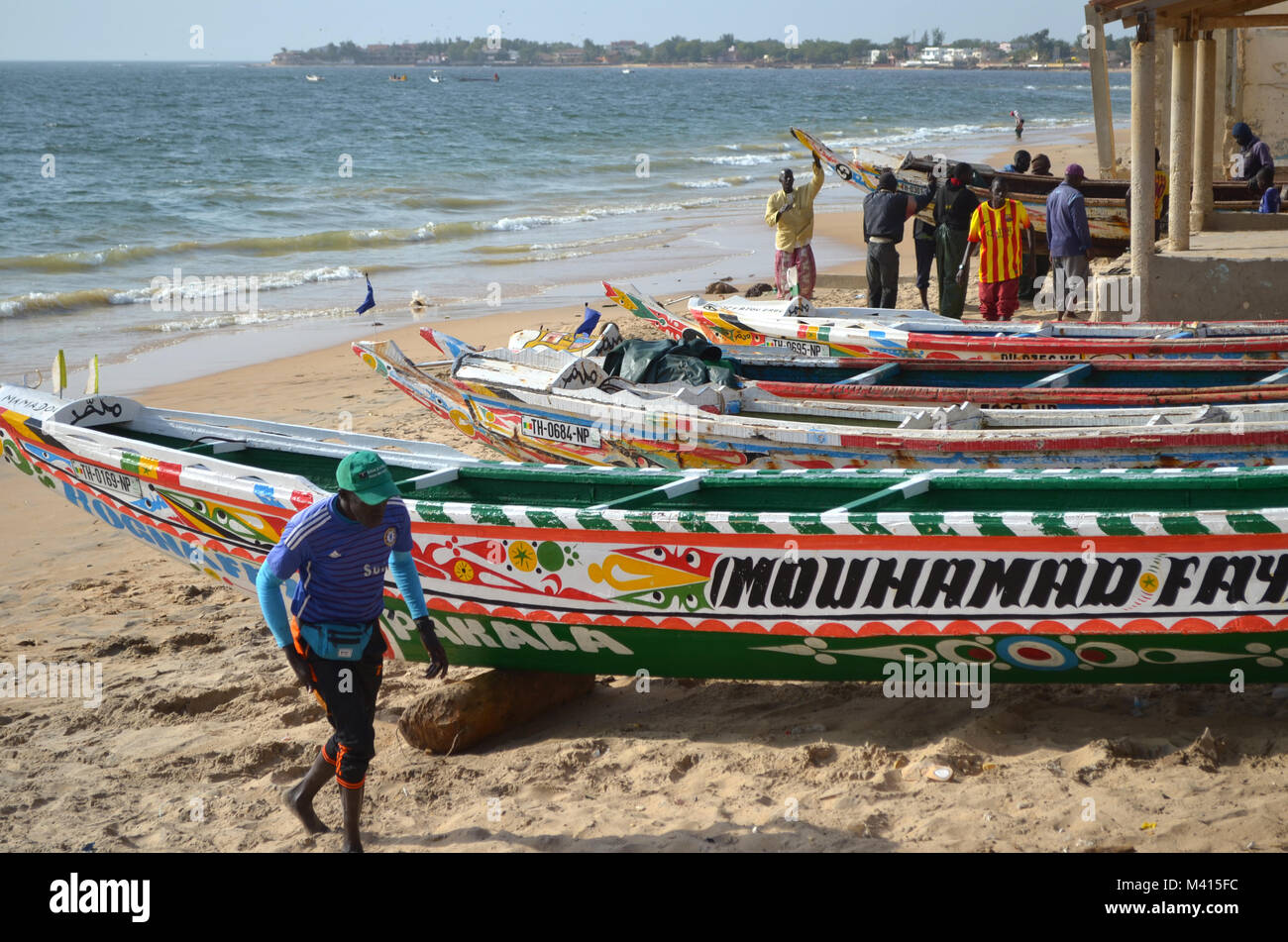 Pirogues fishing boats kayar senegal Banque de photographies et d ...