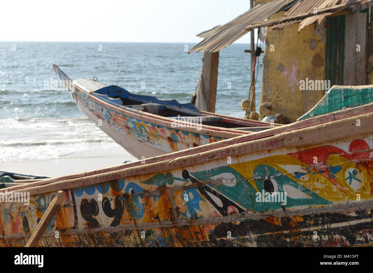 Pirogues fishing boats kayar senegal Banque de photographies et d ...
