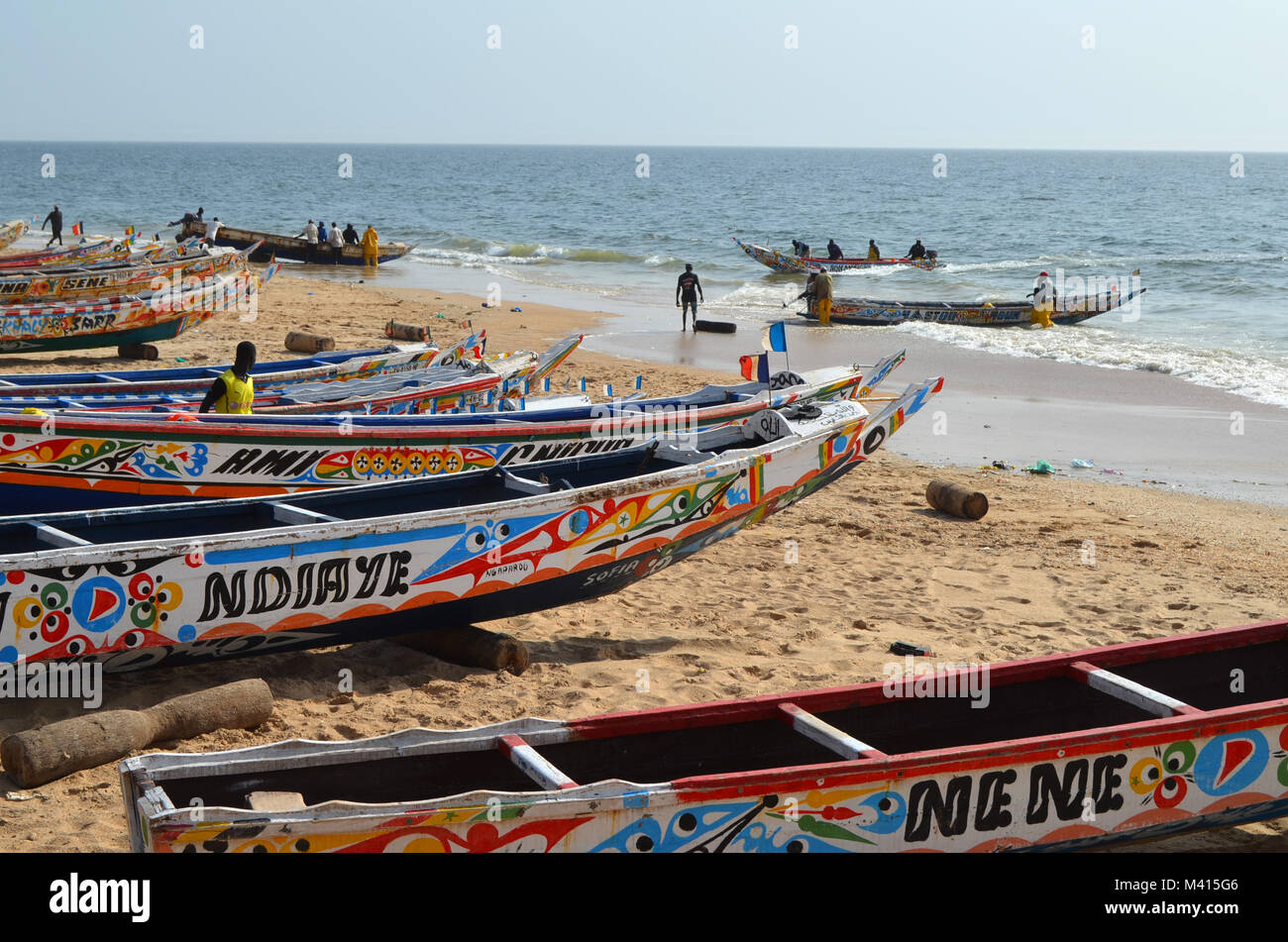 Pirogues fishing boats kayar senegal Banque de photographies et d ...