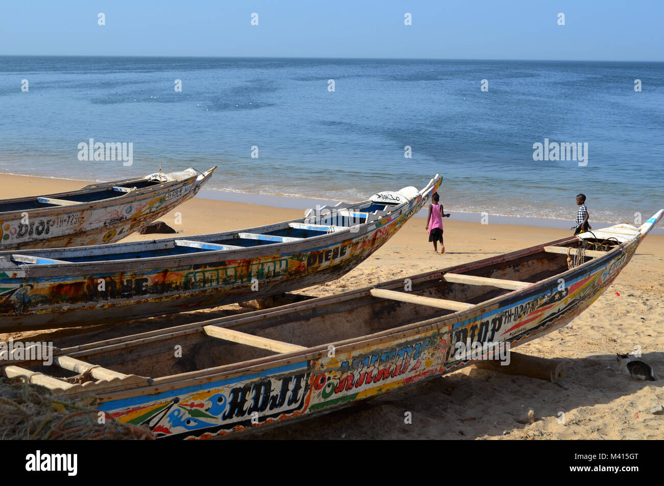 Pirogues fishing boats kayar senegal Banque de photographies et d ...