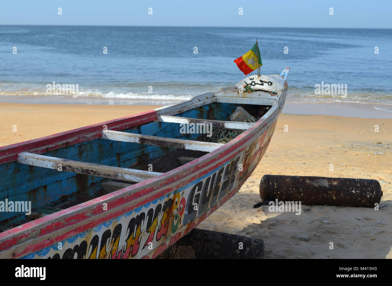 Pirogues fishing boats kayar senegal Banque de photographies et d ...