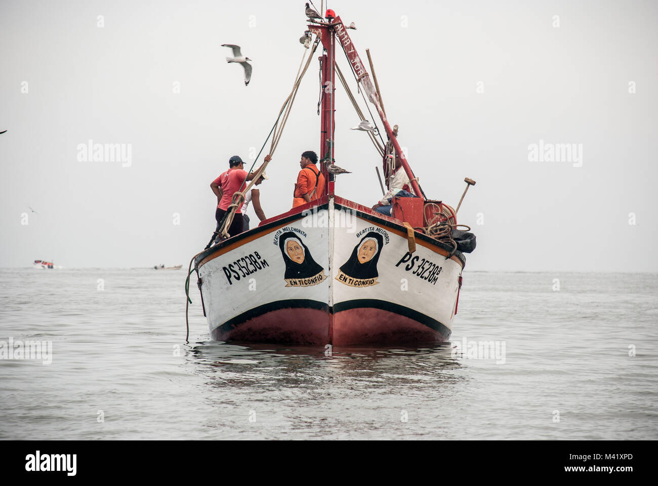 De pêcheur sur un bateau de pêche en mer au Pérou Photo Stock - Alamy