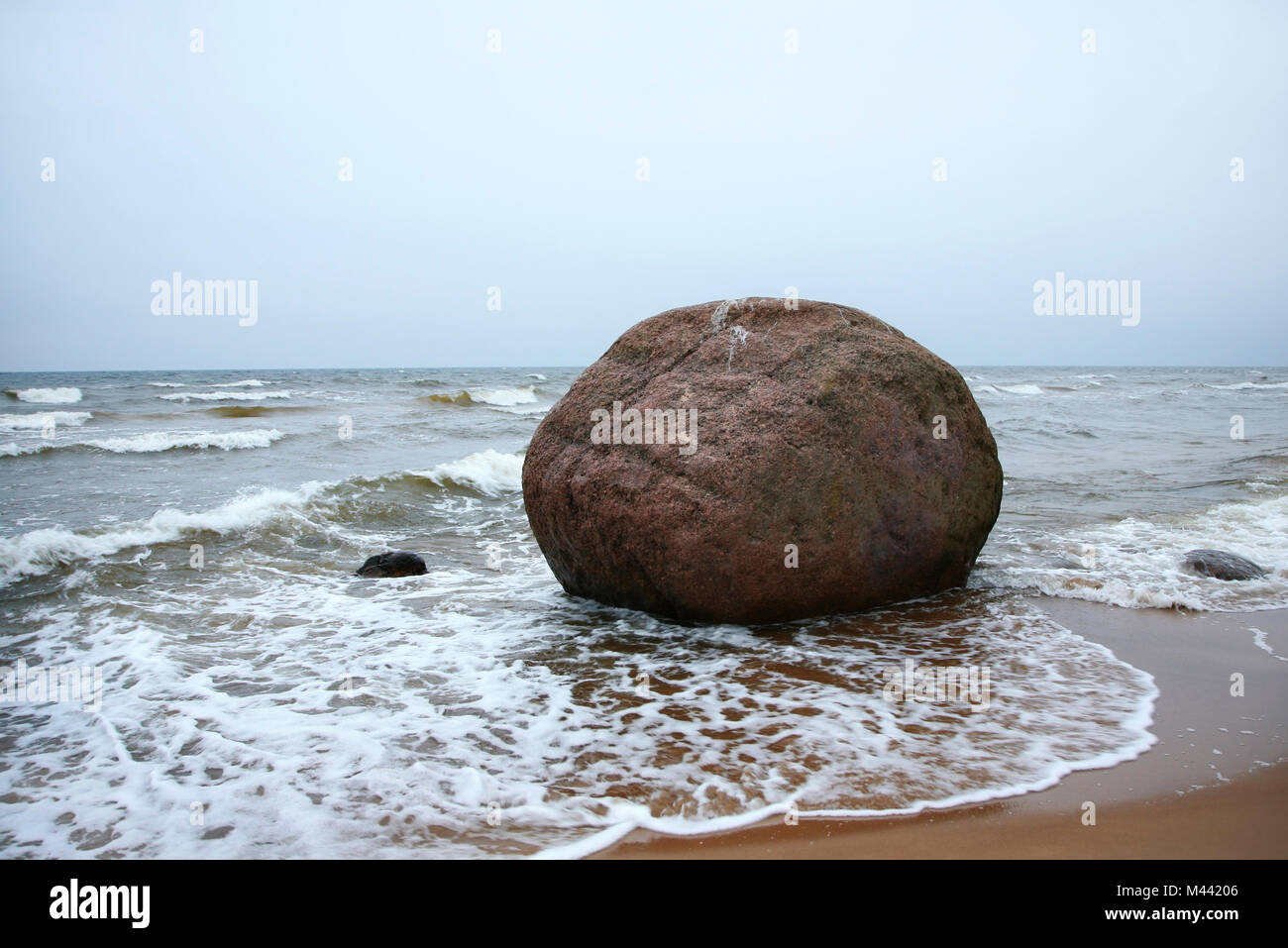 Paysage de mer sauvages. Un gros rocher isolé tous seuls sur la plage ...