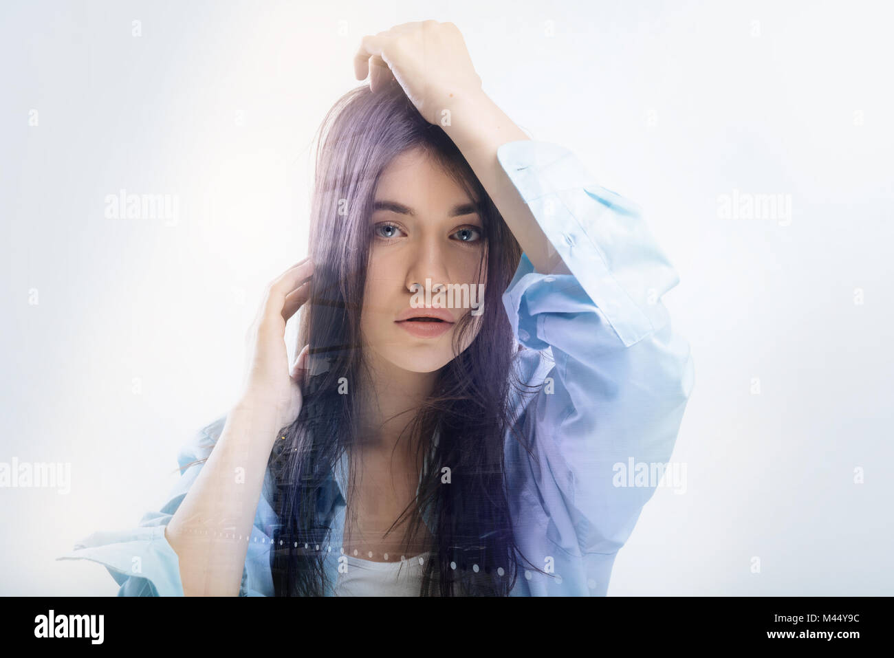 Personne endormie dans un corsage et debout avec sa main sur la tête ...