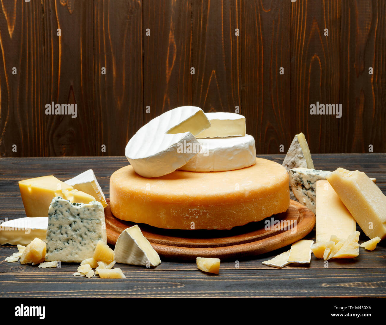 Différents types de fromage - parmesan, brie, roquefort, cheddar Photo ...